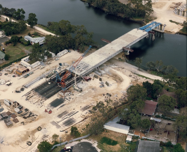 Redcliffe Bridge under construction, 9 April 1987. - JPG 167.9 KB