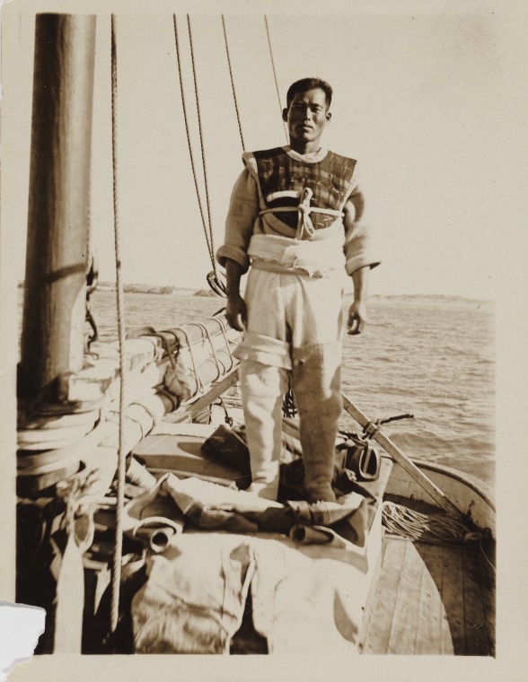 Pearl diver in his warm suit on a lugger off Broome. - JPG 105.7 KB