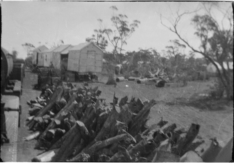 Bush camp on the Kurrawang Woodline. - JPG 97.0 KB