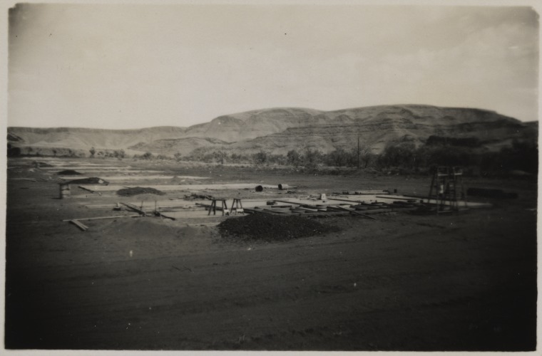 Building the township of Wittenoom. - JPG 57.4 KB