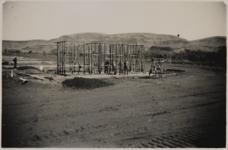 Building the township of Wittenoom. - JPG 78.9 KB