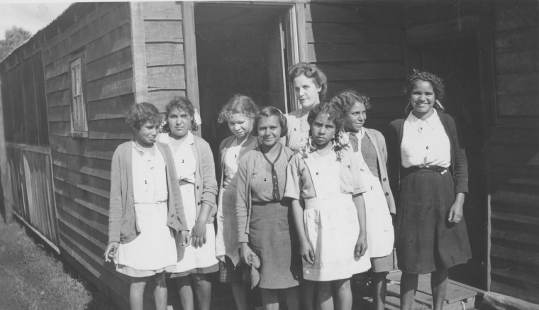 Group of girls at Roelands Native Mission. - JPG 87.8 KB