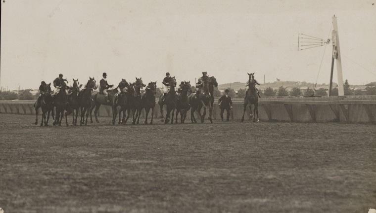 Start of a race on the Kalgoorlie Racecourse. - JPG 67.2 KB