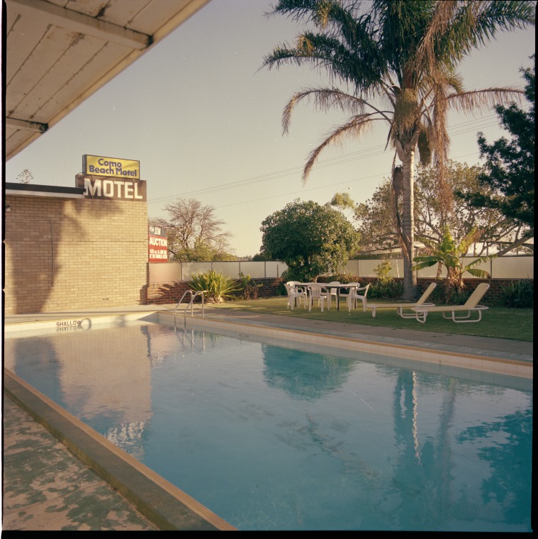 Como Beach Motel at 2 Preston Street, Como, 15 March 1989. - JPG 162.6 KB