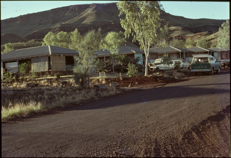 Houses at Wittenoom, Western Australia. - JPG 153.7 KB