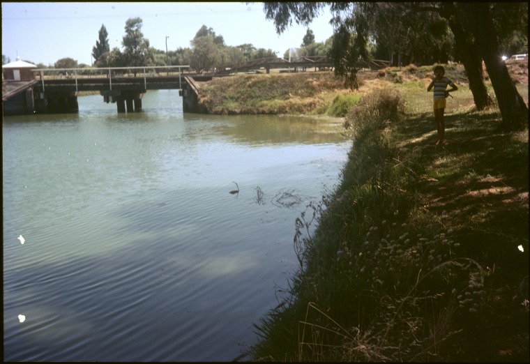 Vasse River, Busselton, Western Australia. - JPG 102.8 KB