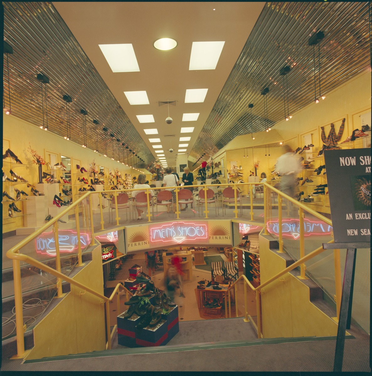Perrini shoe shop, 706 Hay Street, Perth, 30 September 1992. - JPG 410.7 KB