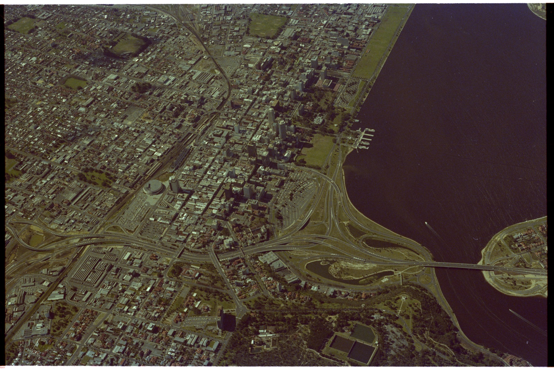Aerial views of Perth, Western Australia. - JPG 777.2 KB