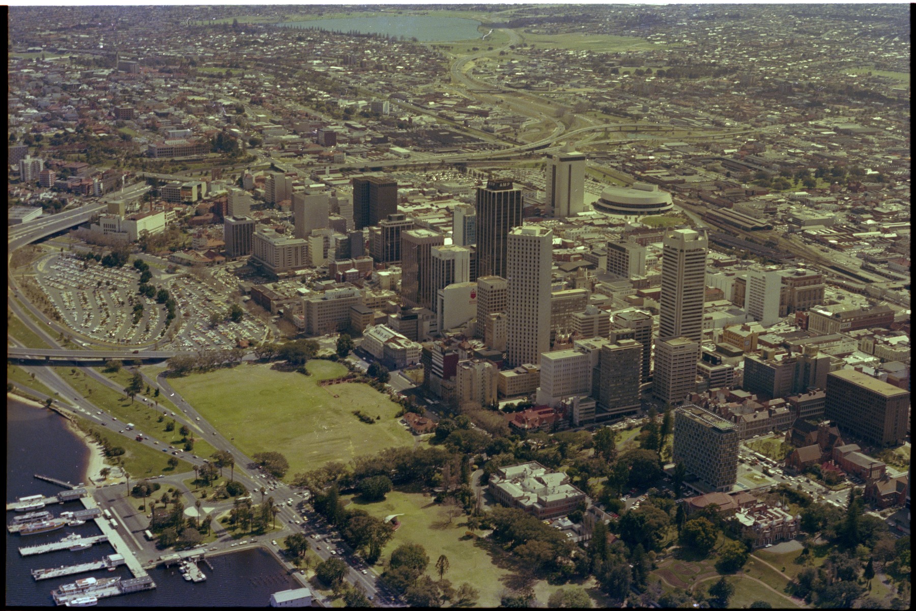 Aerial views of Perth, Western Australia. - JPG 727.5 KB