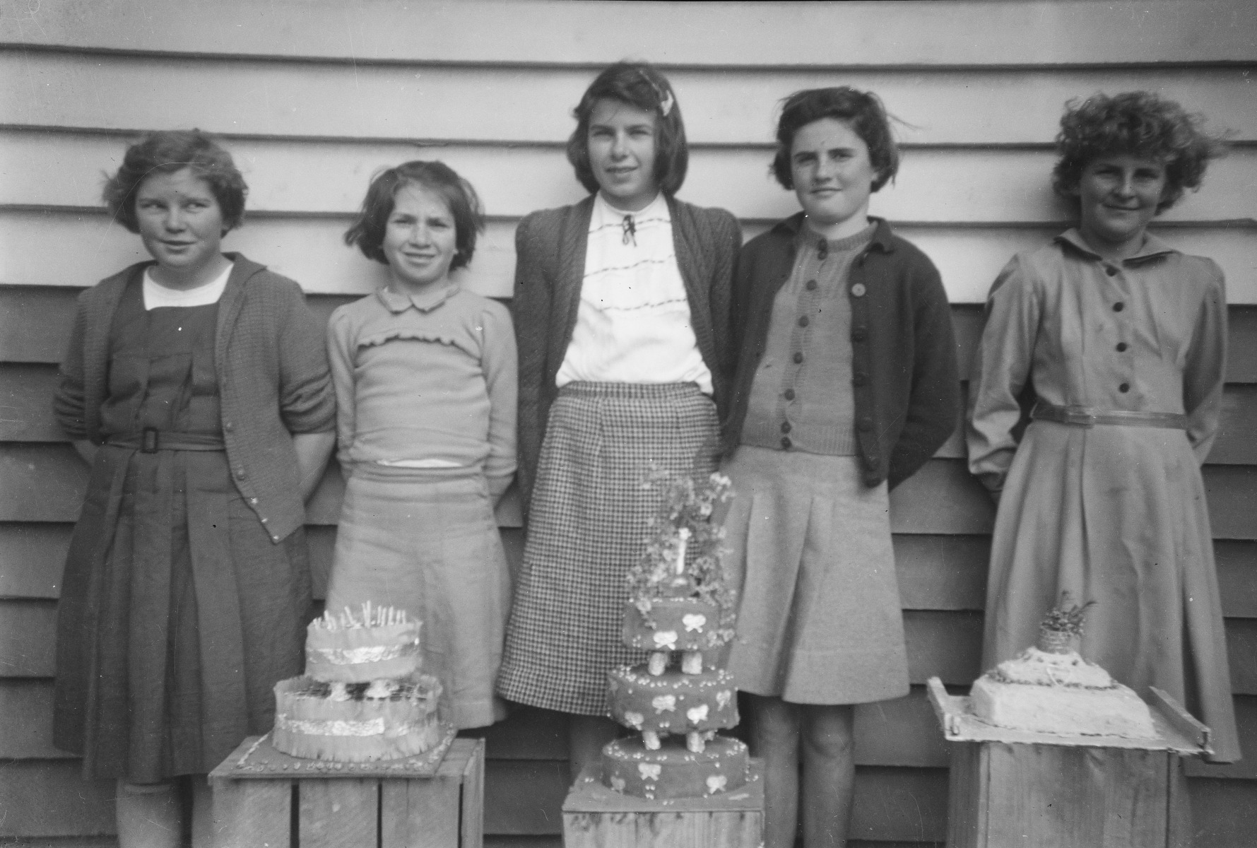Clay cakes competition, Jitarning School, Western Australia. - JPG 470.9 KB