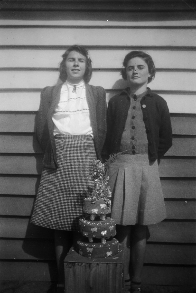 Clay cakes competition, Jitarning School, Western Australia. - JPG 194.7 KB