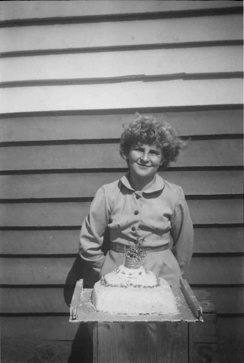 Clay cakes competition, Jitarning School, Western Australia. - JPG 184.0 KB