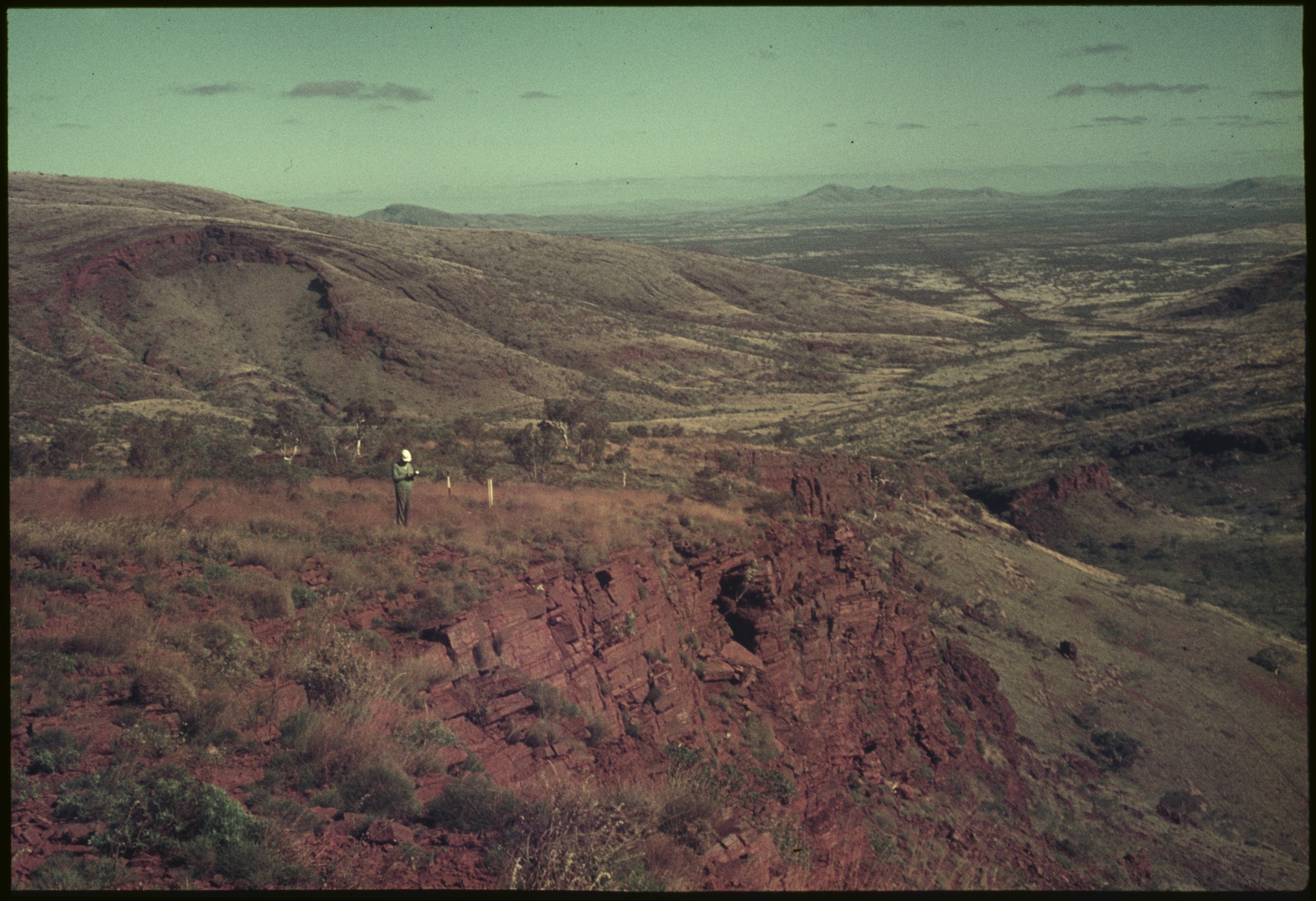 Landscapes near Tom Price, Western Australia. - JPG 611.1 KB