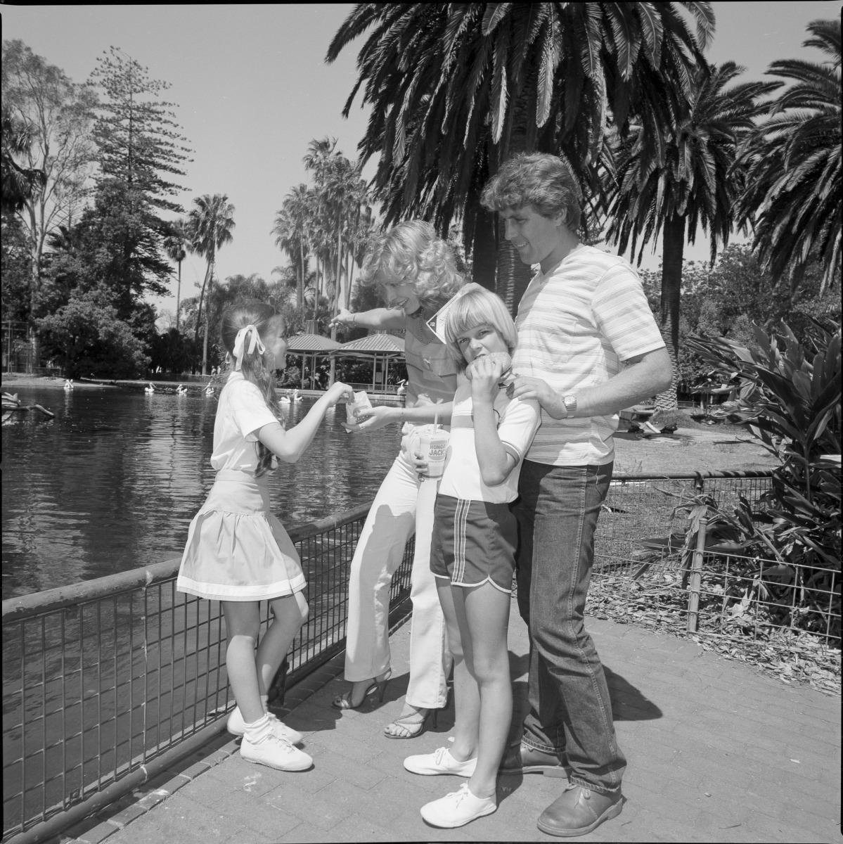 A family with the tiger at Perth Zoo, 30 September 1983. - JPG 461.0 KB
