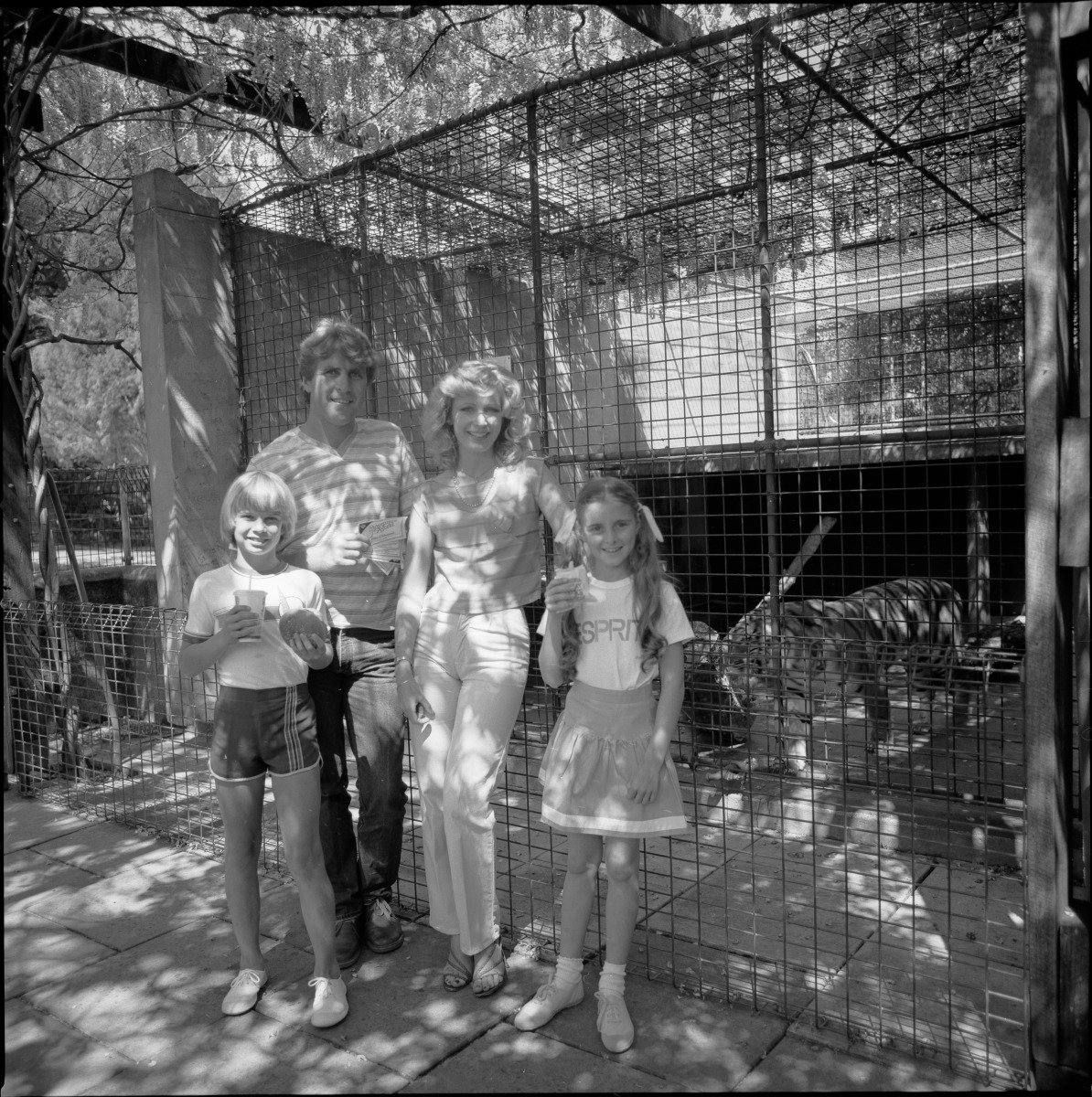 A family with the tiger at Perth Zoo, 30 September 1983. - JPG 484.3 KB