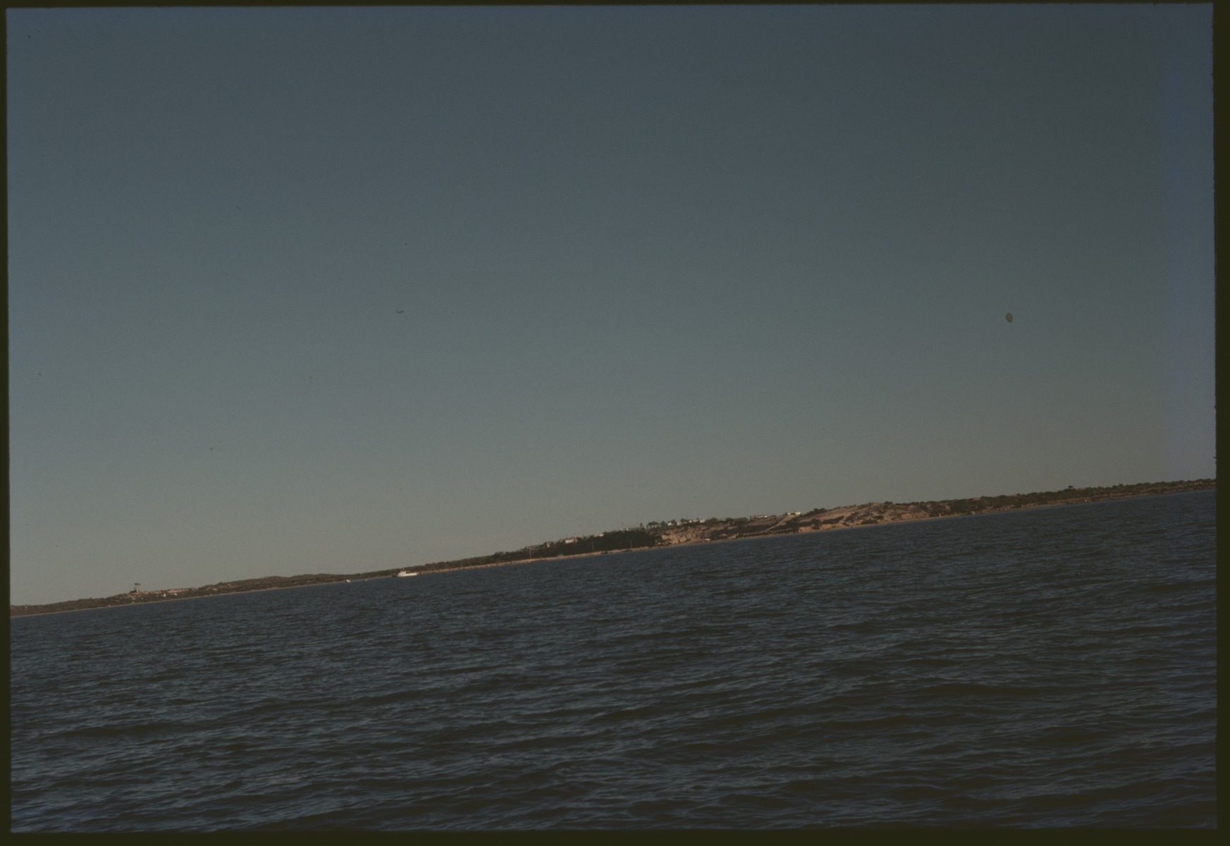 Useless Loop seen from the sea, Western Australia. - JPG 242.0 KB