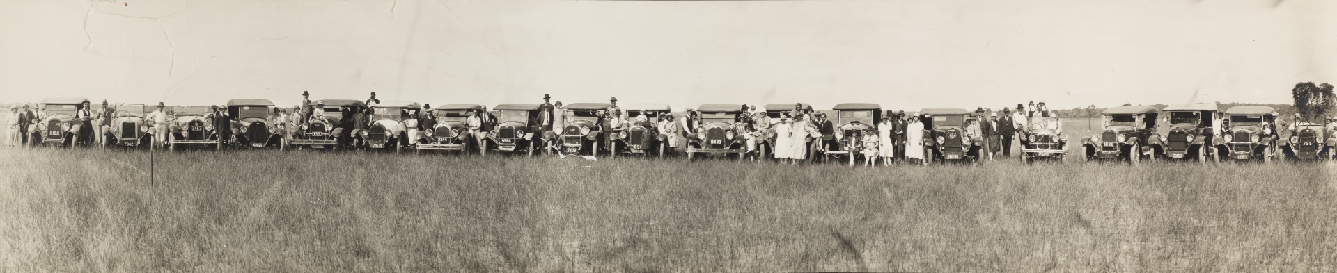 Car rally at Lake Pinjar. - JPG 221.6 KB