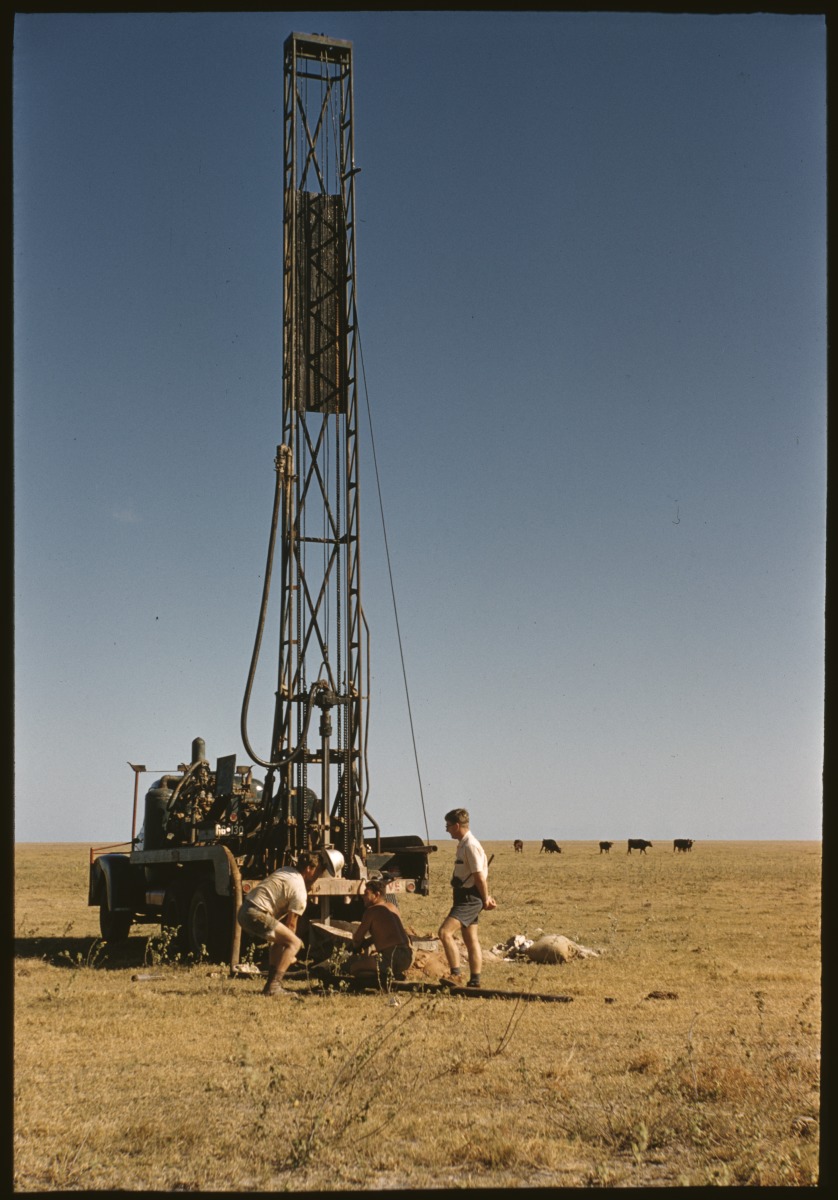 Seismic rig, Roebuck Plains, Western Australia. - JPG 213.6 KB
