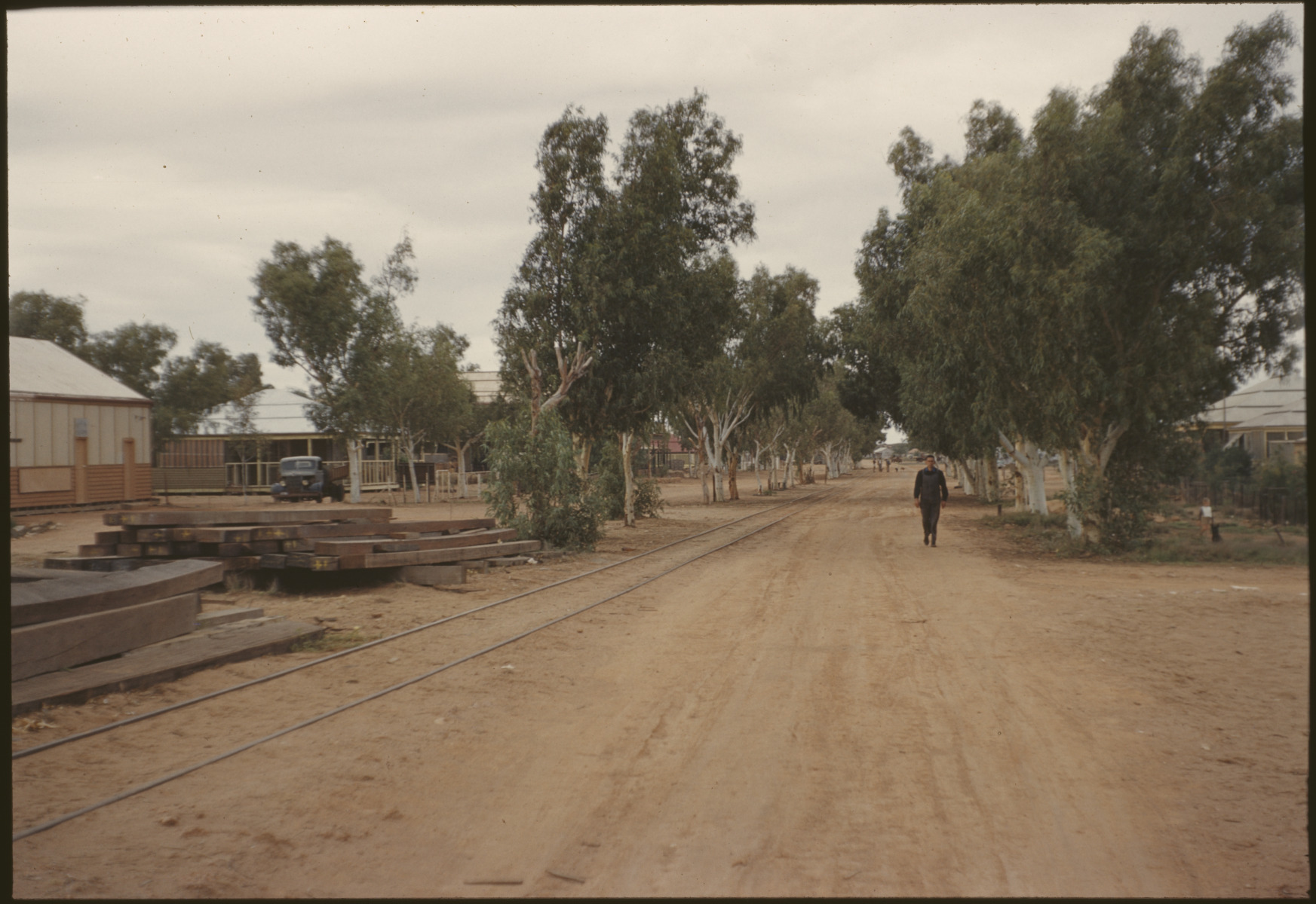 Main street, Onslow, Western Australia. - JPG 461.9 KB