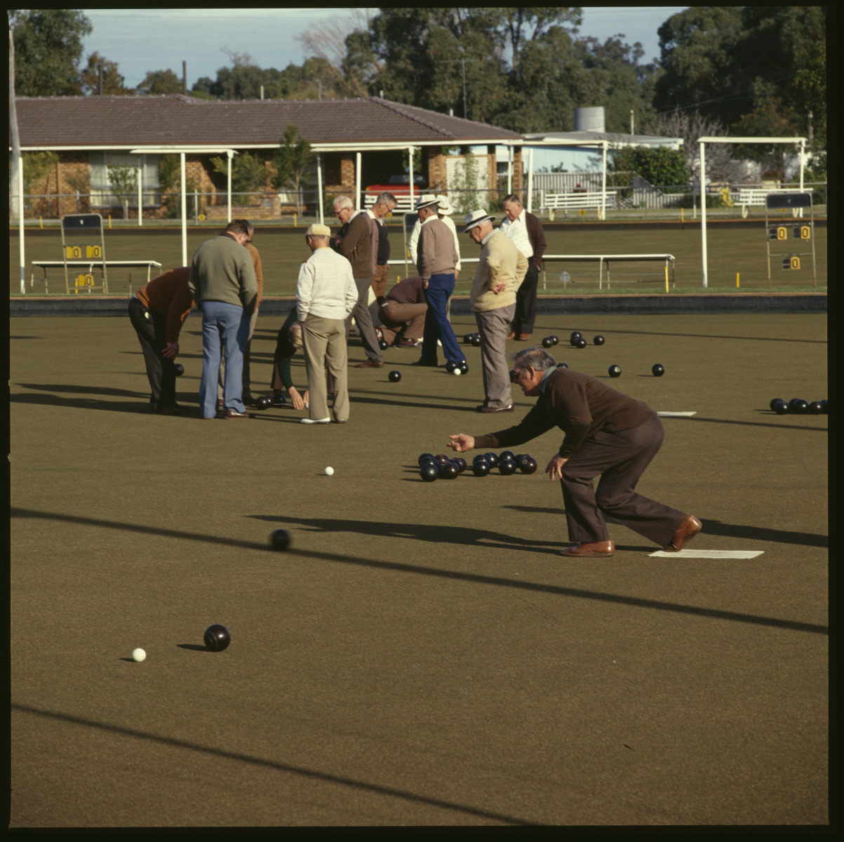 Playing bowls at the Mandurah Bowling Club, 22 June 1980. - JPG 389.4 KB