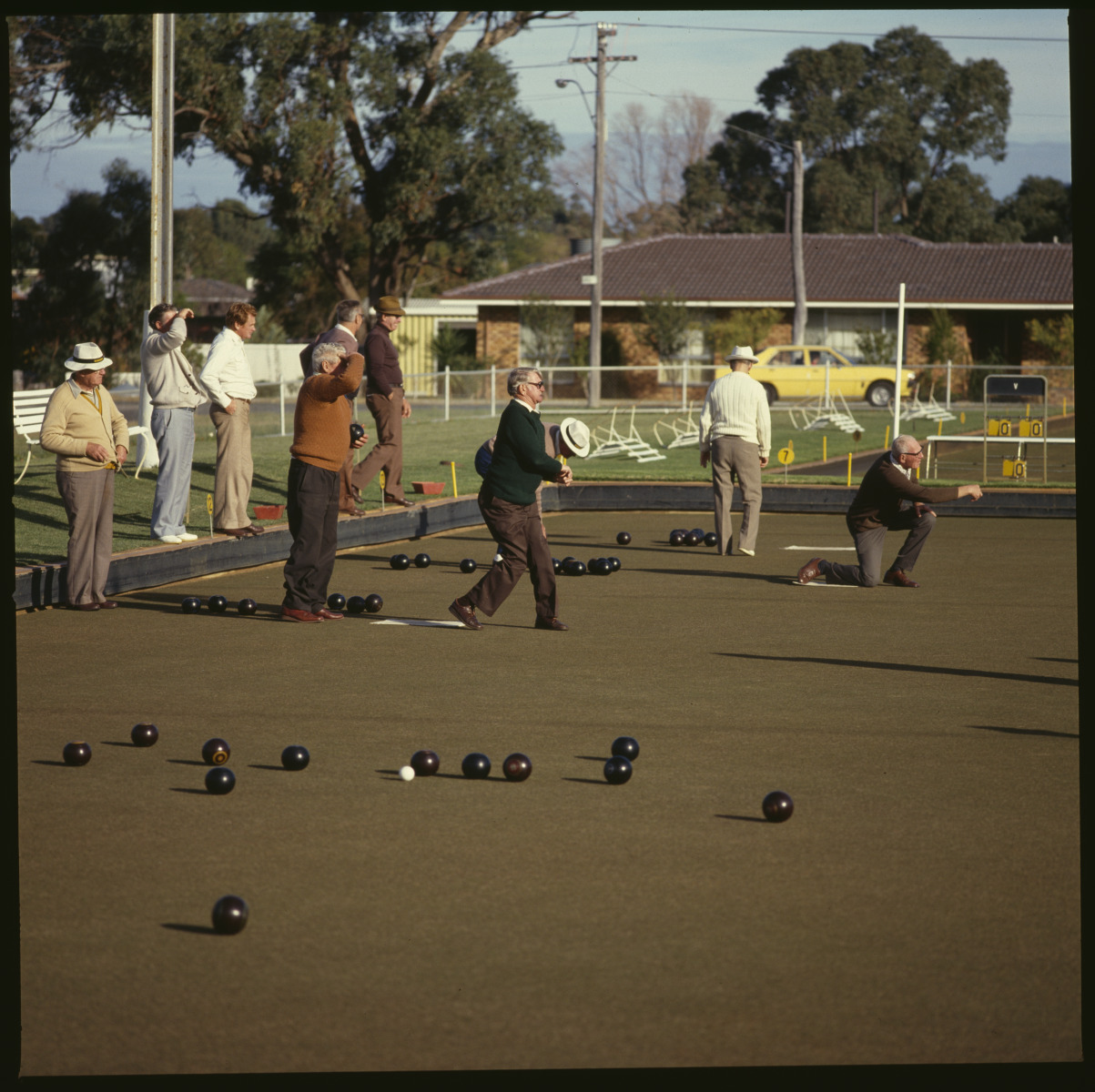 Playing bowls at the Mandurah Bowling Club, 22 June 1980. - JPG 366.8 KB