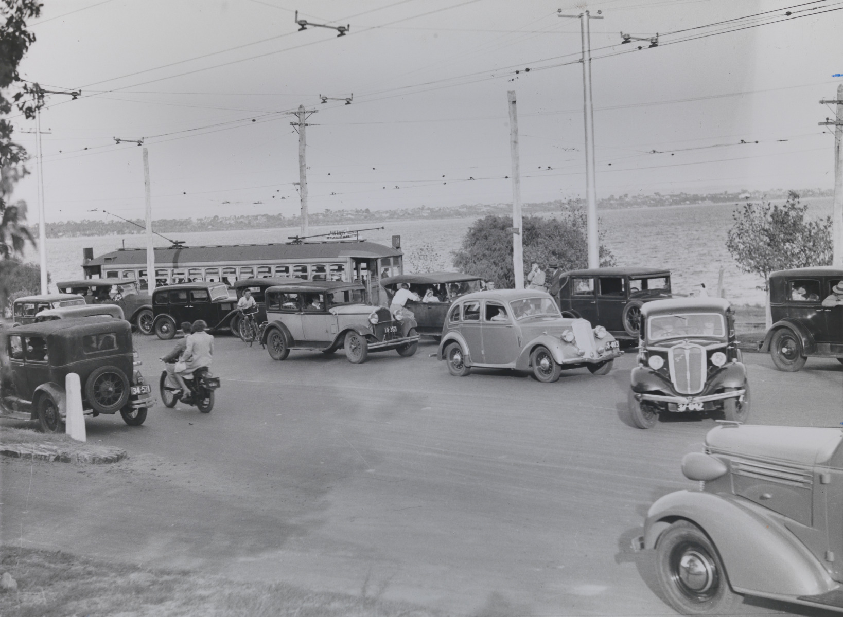 Traffic jam on Mounts Bay Road, Perth. - JPG 362.8 KB
