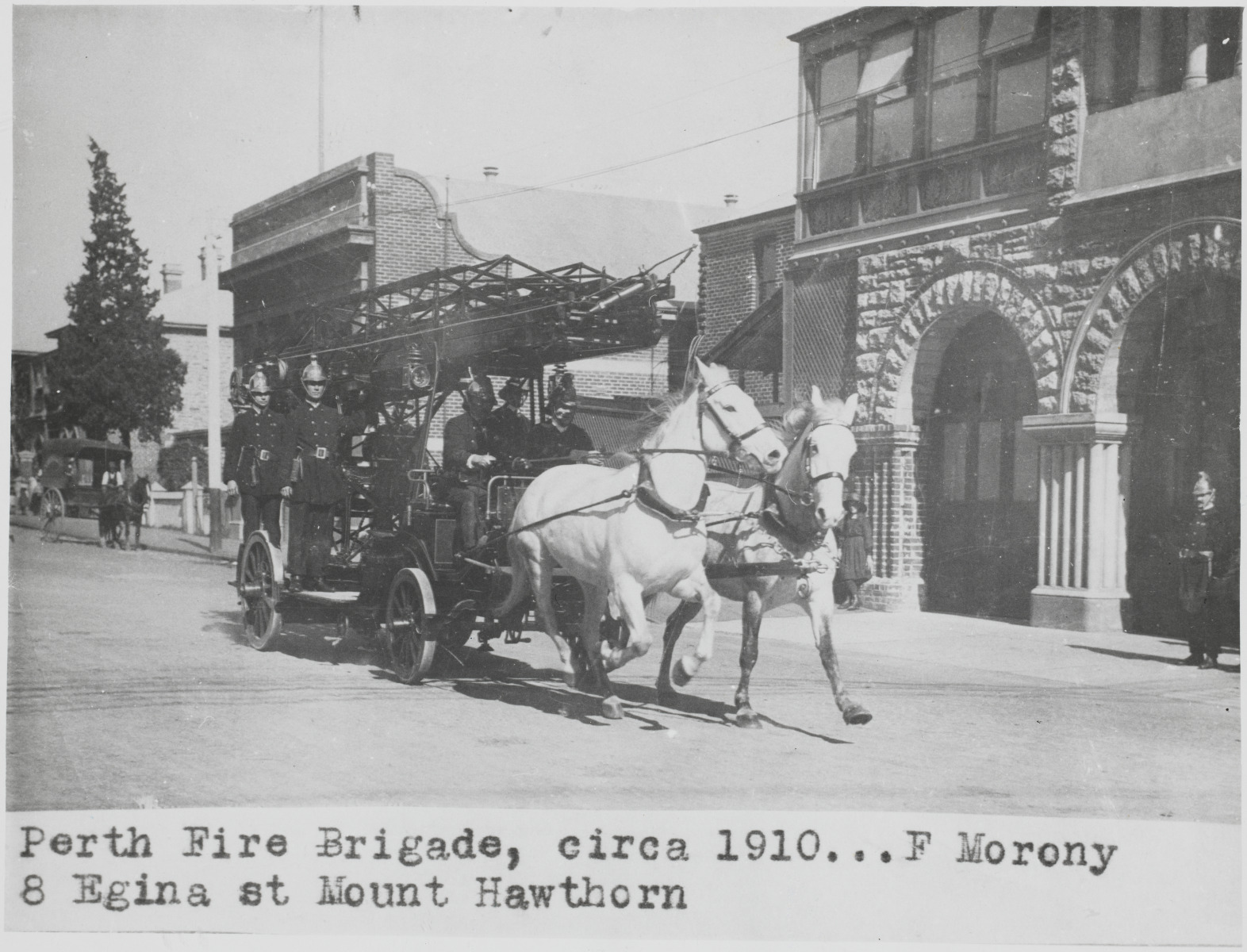 Horse drawn fire engine of the Metropolitan Fire Brigade in front of ...