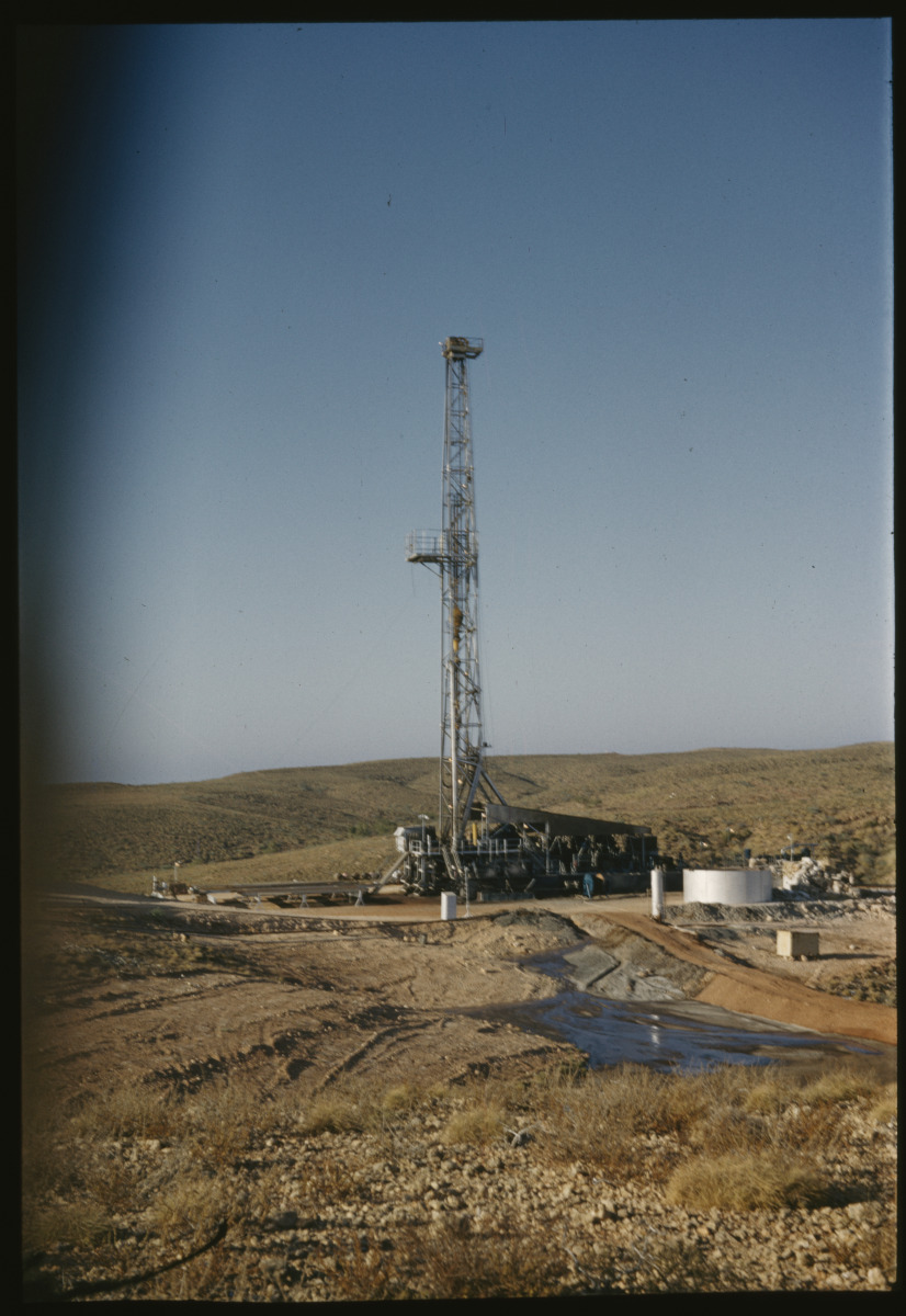 National 130 drilling rig, Rough Range, Western Australia. - JPG 245.7 KB