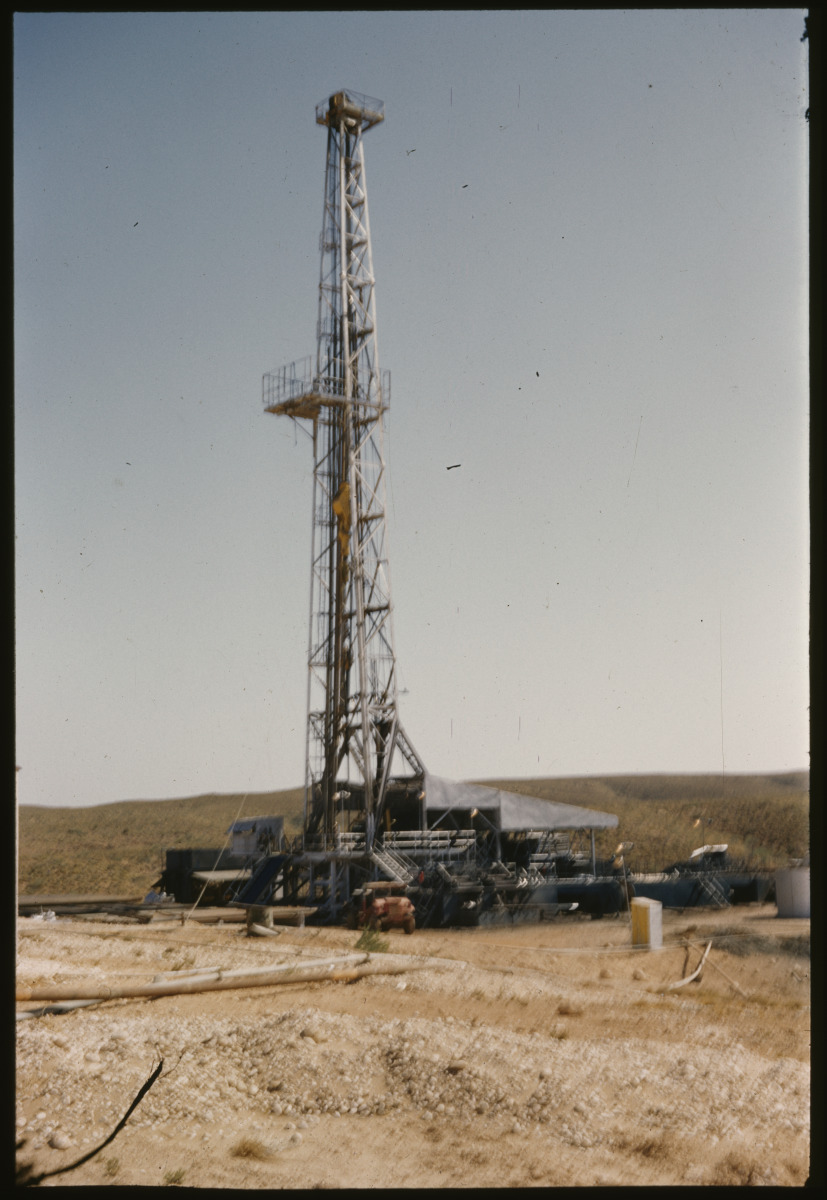 National 130 drilling rig, Rough Range, Western Australia. - JPG 221.8 KB