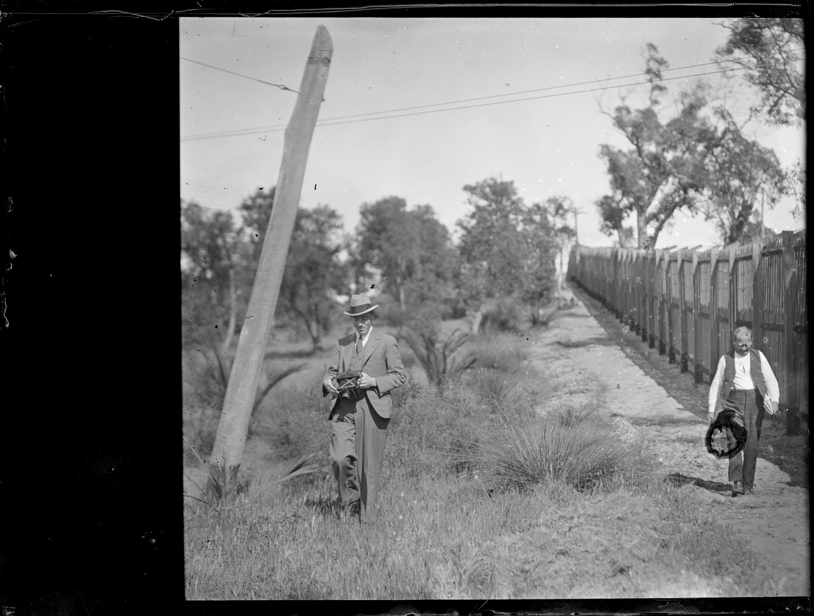 A small crowd awaits the expected return of escaped murderer E.N. Kelly ...