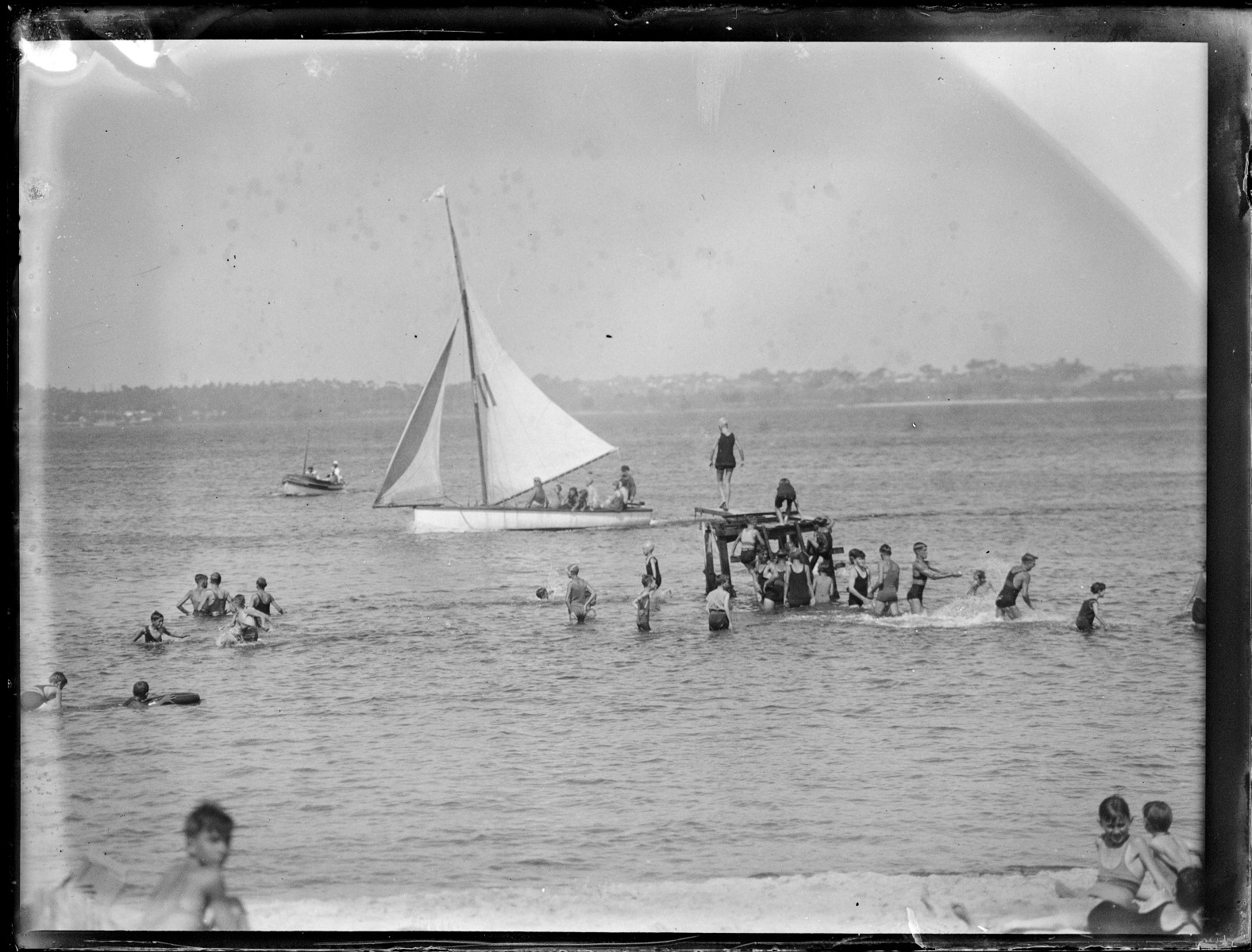 Leisure activities at Crawley Bay Beach on the Swan River. - JPG 466.6 KB