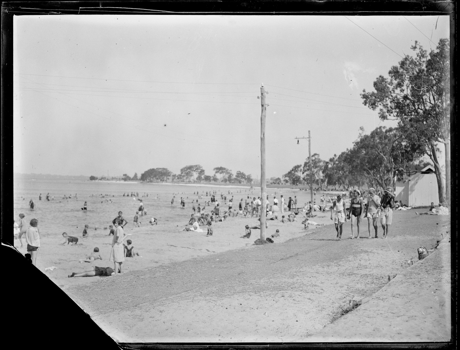Leisure activities at Crawley Bay Beach on the Swan River. - JPG 423.1 KB