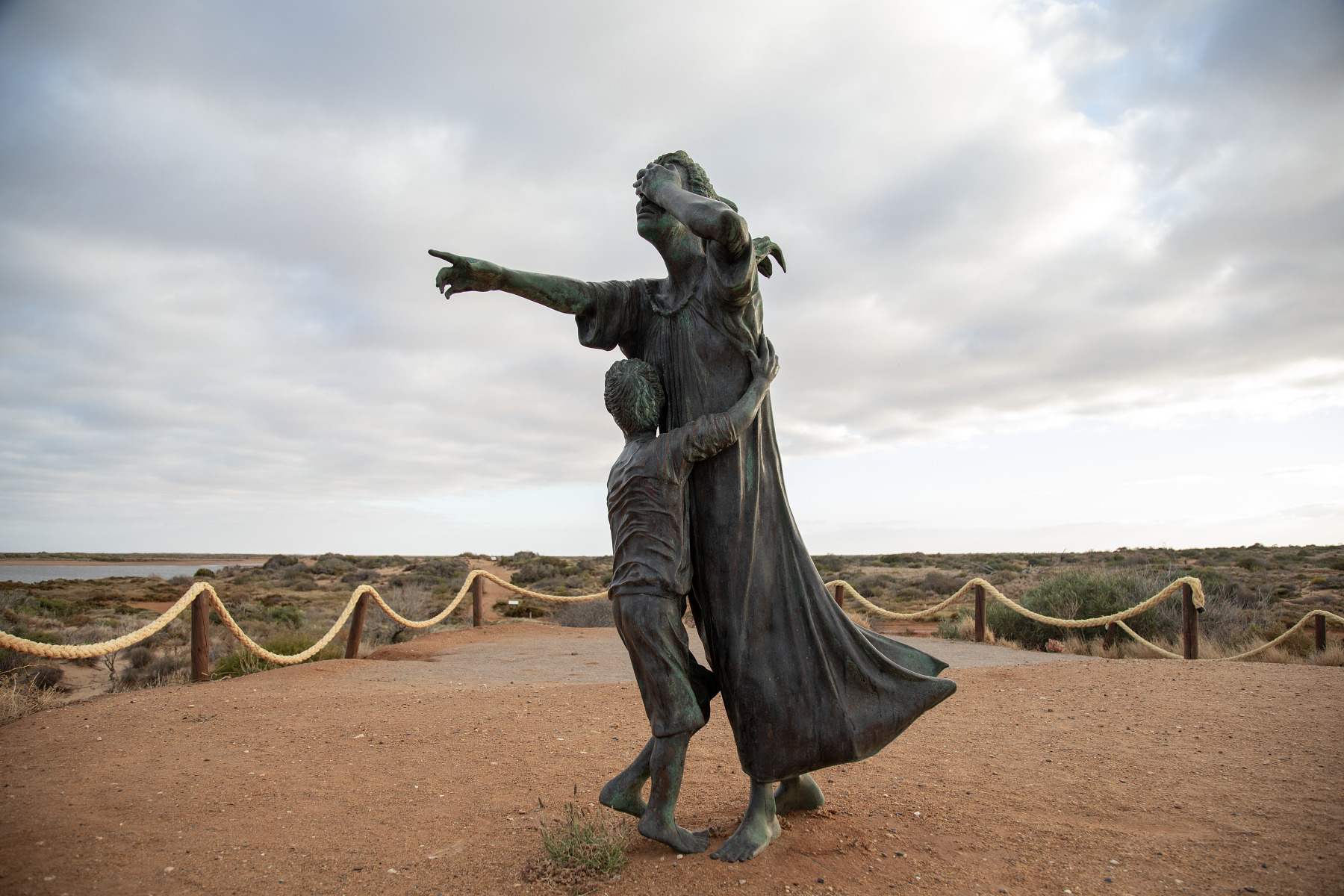 Don't look at the islands memorial sculpture, Silver City Road ...