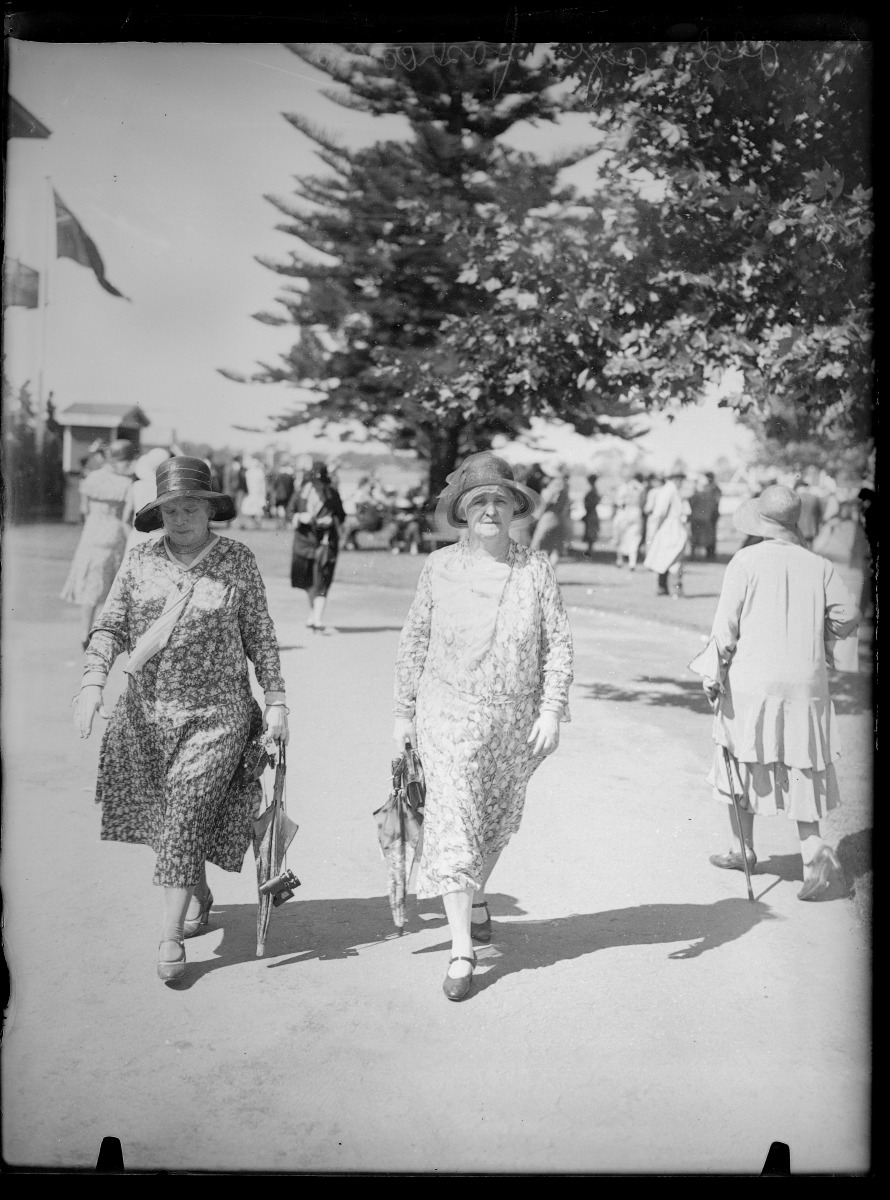 Unidentified women photographed for the Truth newspaper in Perth. - JPG ...