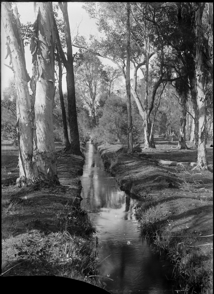A drain, possibly the Claisebrook Drain, East Perth. - JPG 410.7 KB